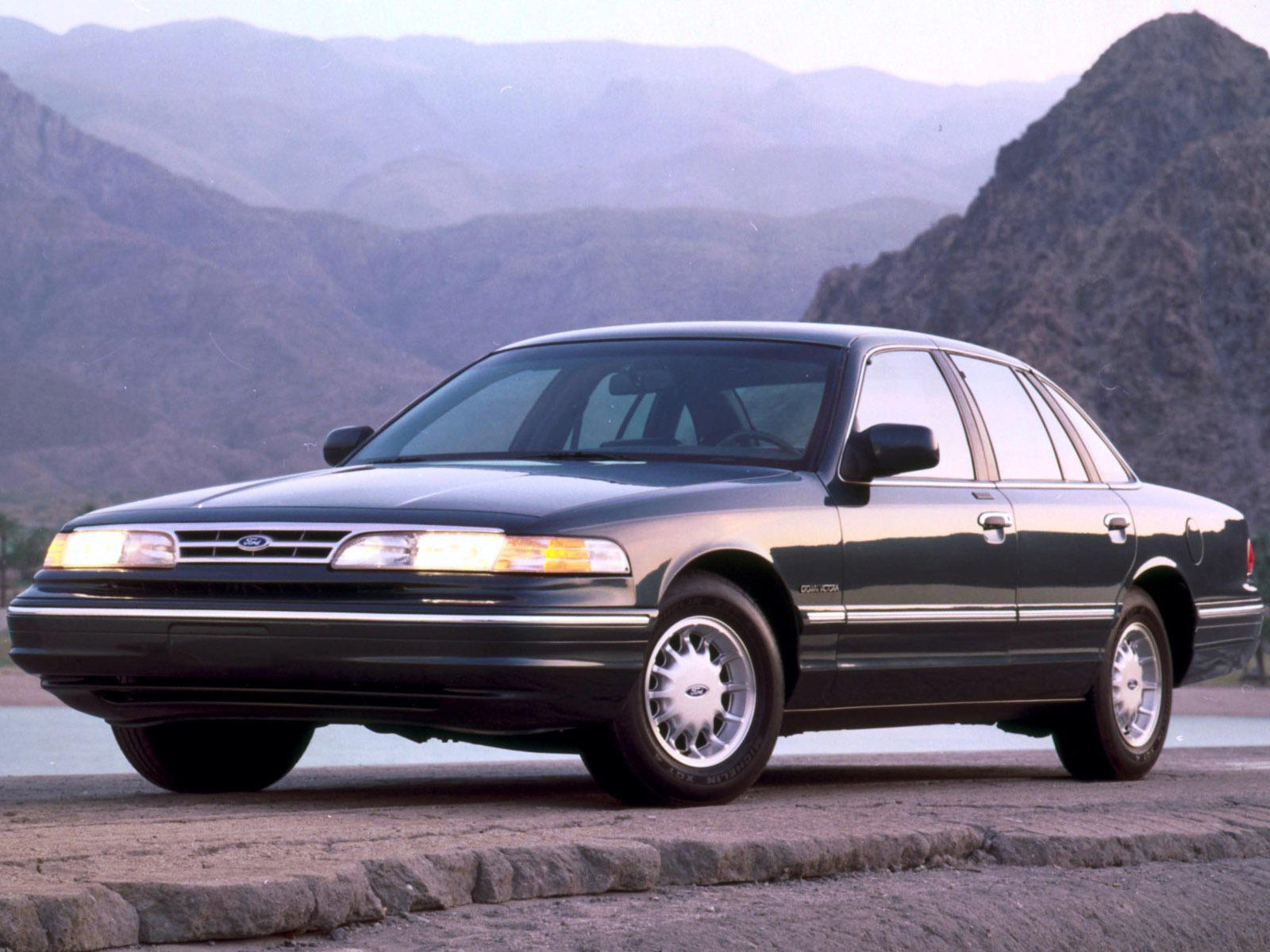 Ford Crown-Victoria 4.6 V8 193 KM Sedan - dane techniczne, spalanie ...
